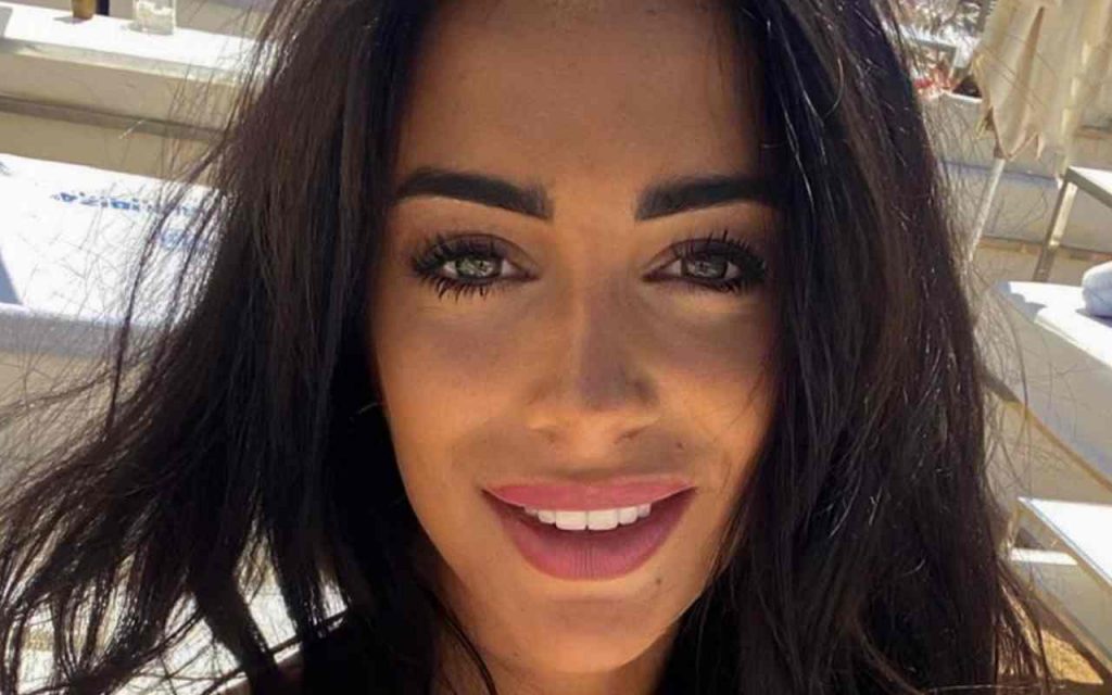 Alessia Messina da urlo: décolleté da sballo, tutti a zoomare