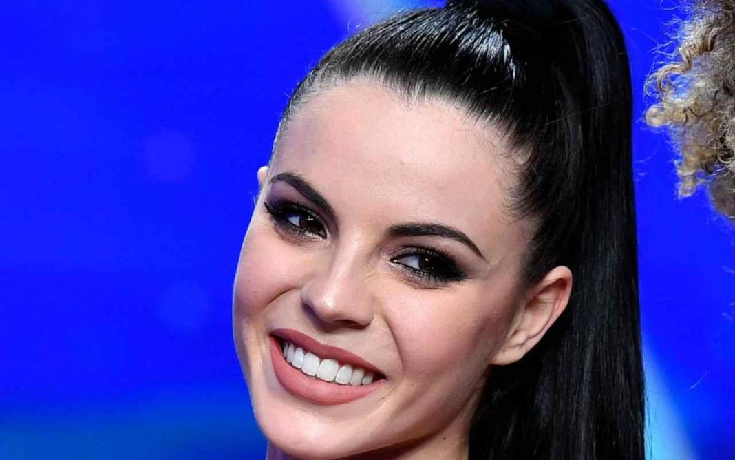 Shaila Gatta, il bikini è sparito lì: il suo lato B è tutto in mostra