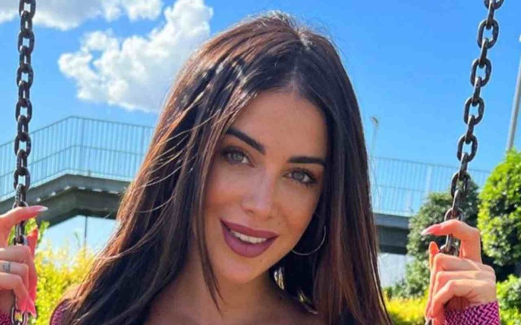 La tuta di Alessia Messina non si chiude: il lato A è troppo abbondante